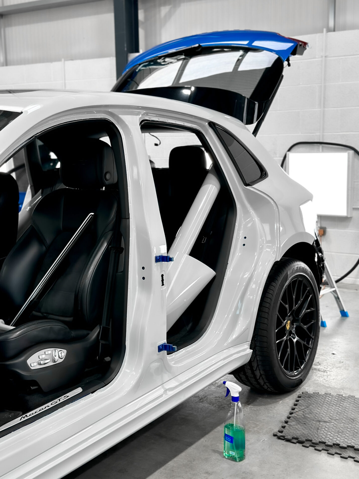 Porsche Macan - Gloss Light Grey - Personal Wrapping Project